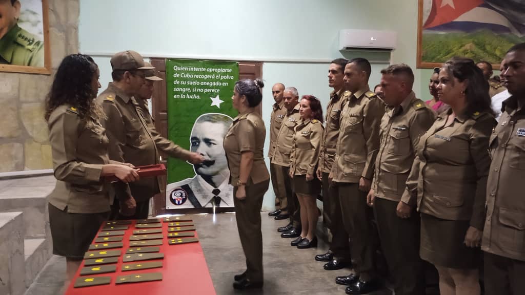 Realizan acto de ascenso y condecoraciones de oficiales de las Fuerzas ...