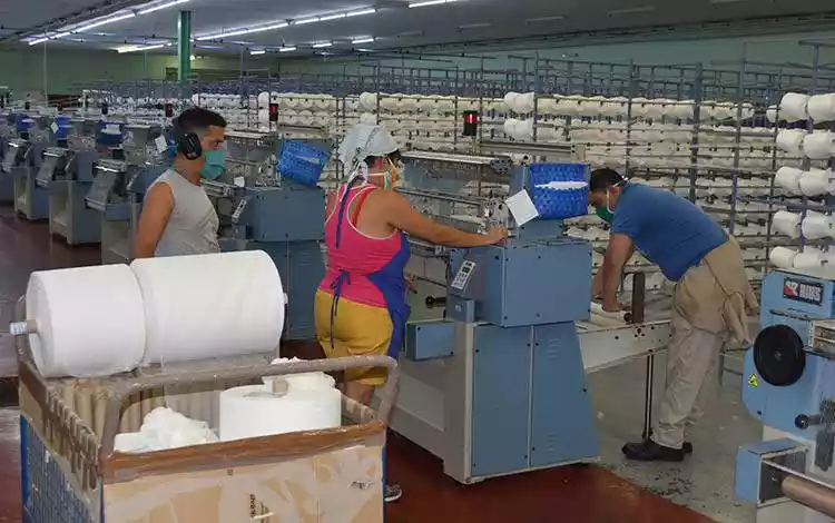 Celebran aniversario 45 de la Textilera Desembarco del Granma - CMHW